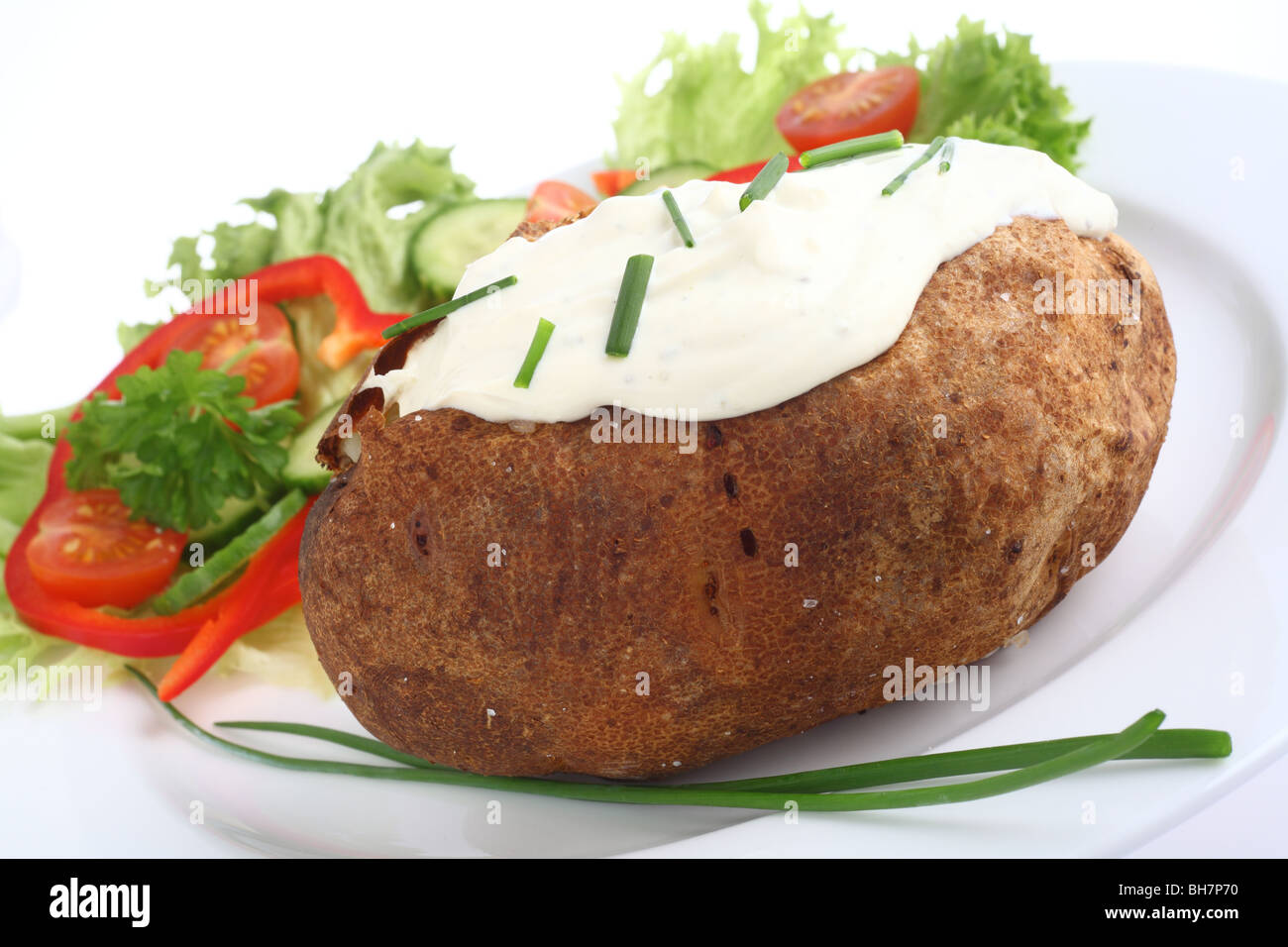 Une pomme de terre Russet cuites surmontée d'un fromage cottage, les ...