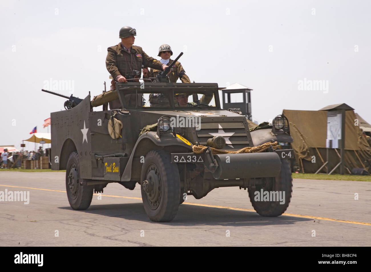 Acteur du Général George Smith Patton, Jr. se lève en jeep parade de ...