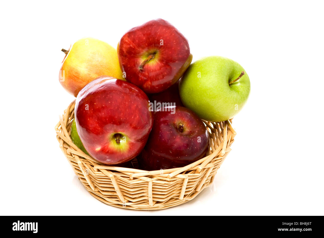 Pommes dans la composition du panier isolées sur fond blanc Photo Stock ...