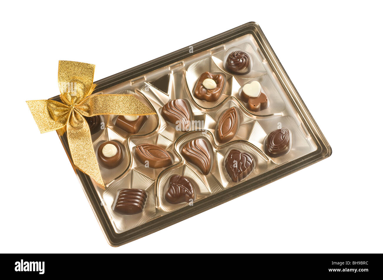 Confiseries au chocolat dans une boîte en or isolé sur fond blanc Photo ...