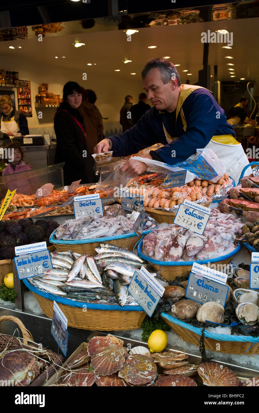 Poissonnerie rue mouffetard Banque de photographies et d’images à haute ...