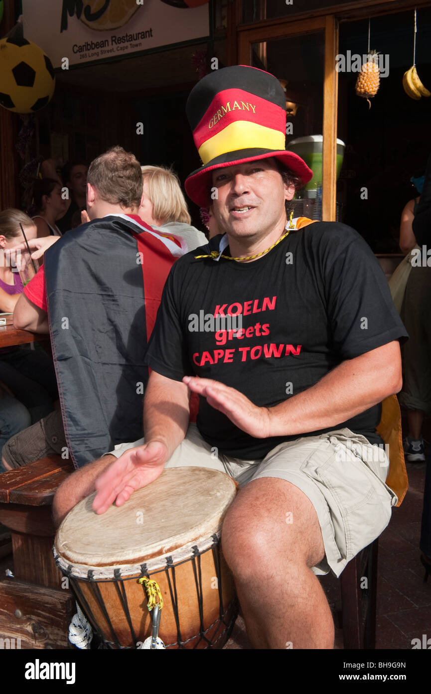 Supporter de football avec tambour Banque de photographies et d’images ...