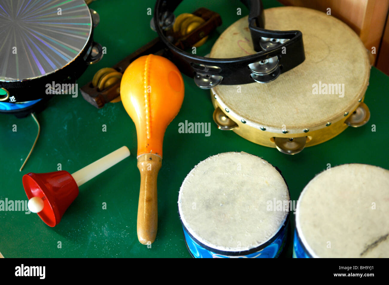 Instruments de musique sur une table Banque de photographies et d ...