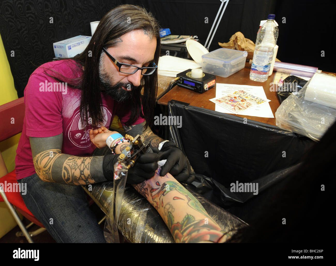 Tatoueur tatouant un homme Banque de photographies et d’images à haute ...