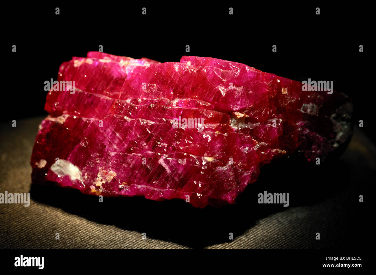 Rubis brut Banque de photographies et d’images à haute résolution - Alamy