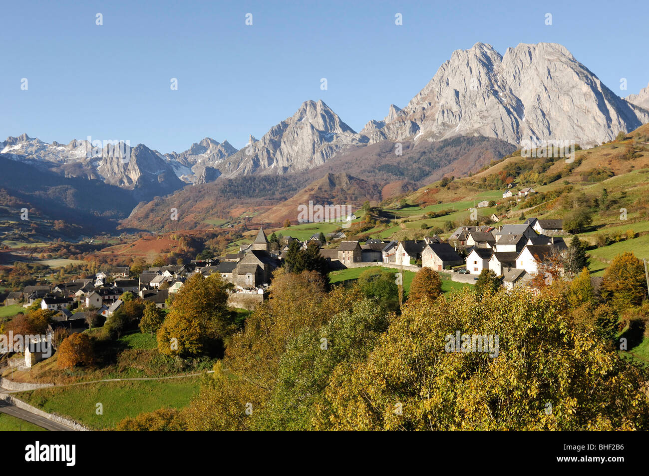 Le village de lescun Banque de photographies et d’images à haute ...