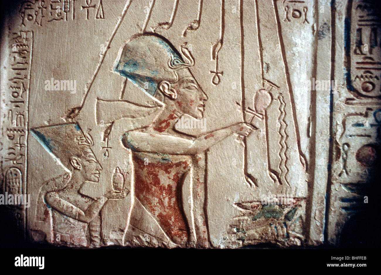 Relief d'Akhenaton et Néfertiti sous les rayons du soleil-dieu Aton ...