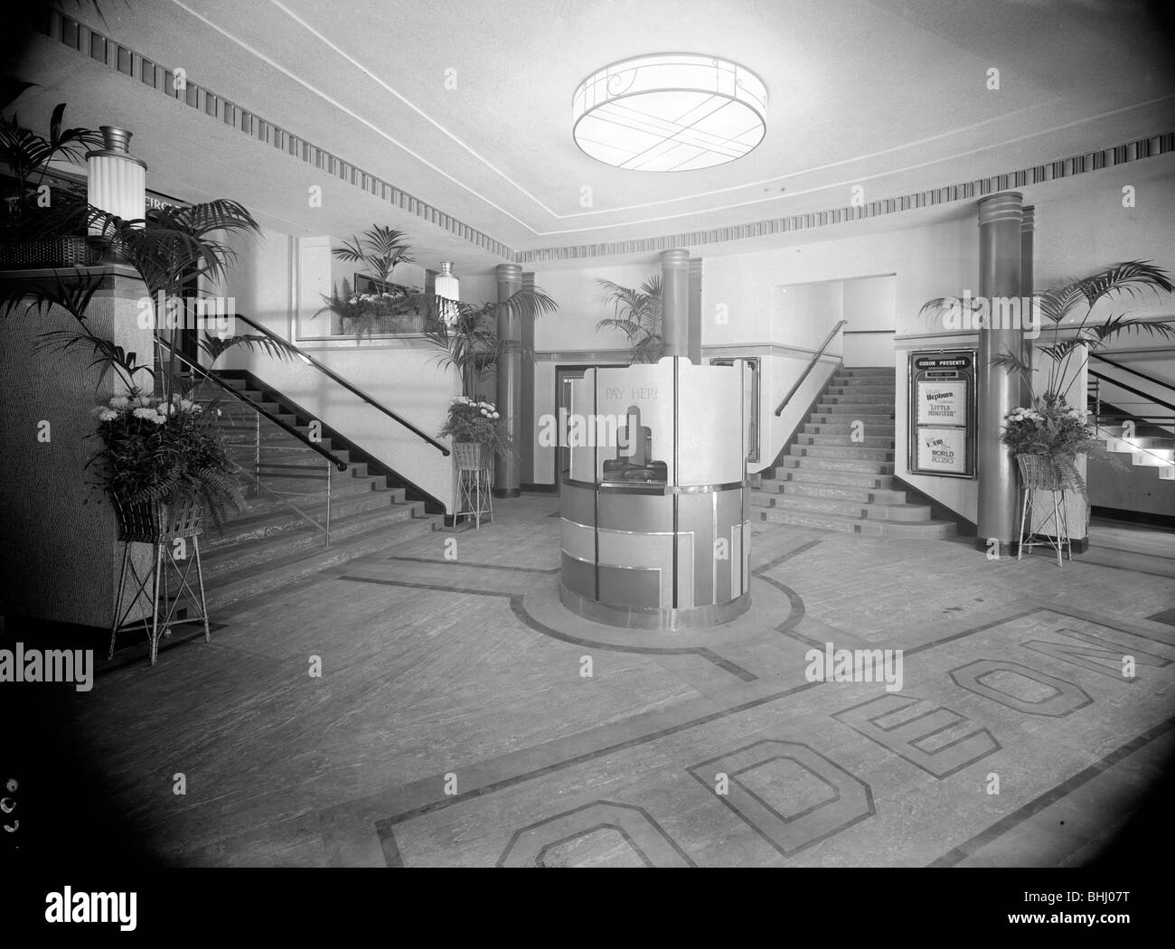 Odeon cinema interior foyer Banque de photographies et d’images à haute ...