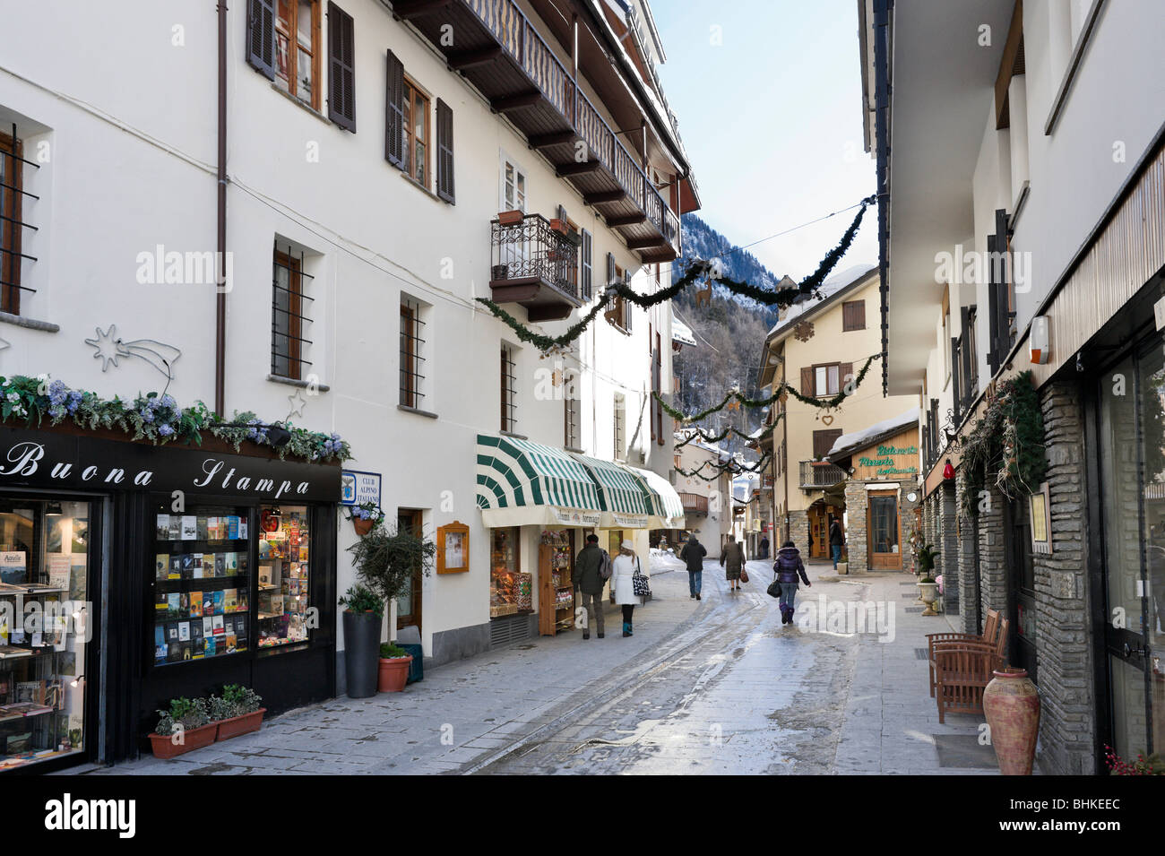 Boutiques sur la Via Roma au centre de la station, à Courmayeur, vallée ...