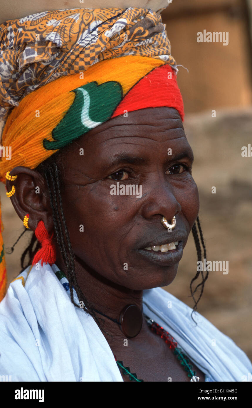 Le portrait d'une femme peule, Tereli, Pays Dogon, au Mali Photo Stock ...