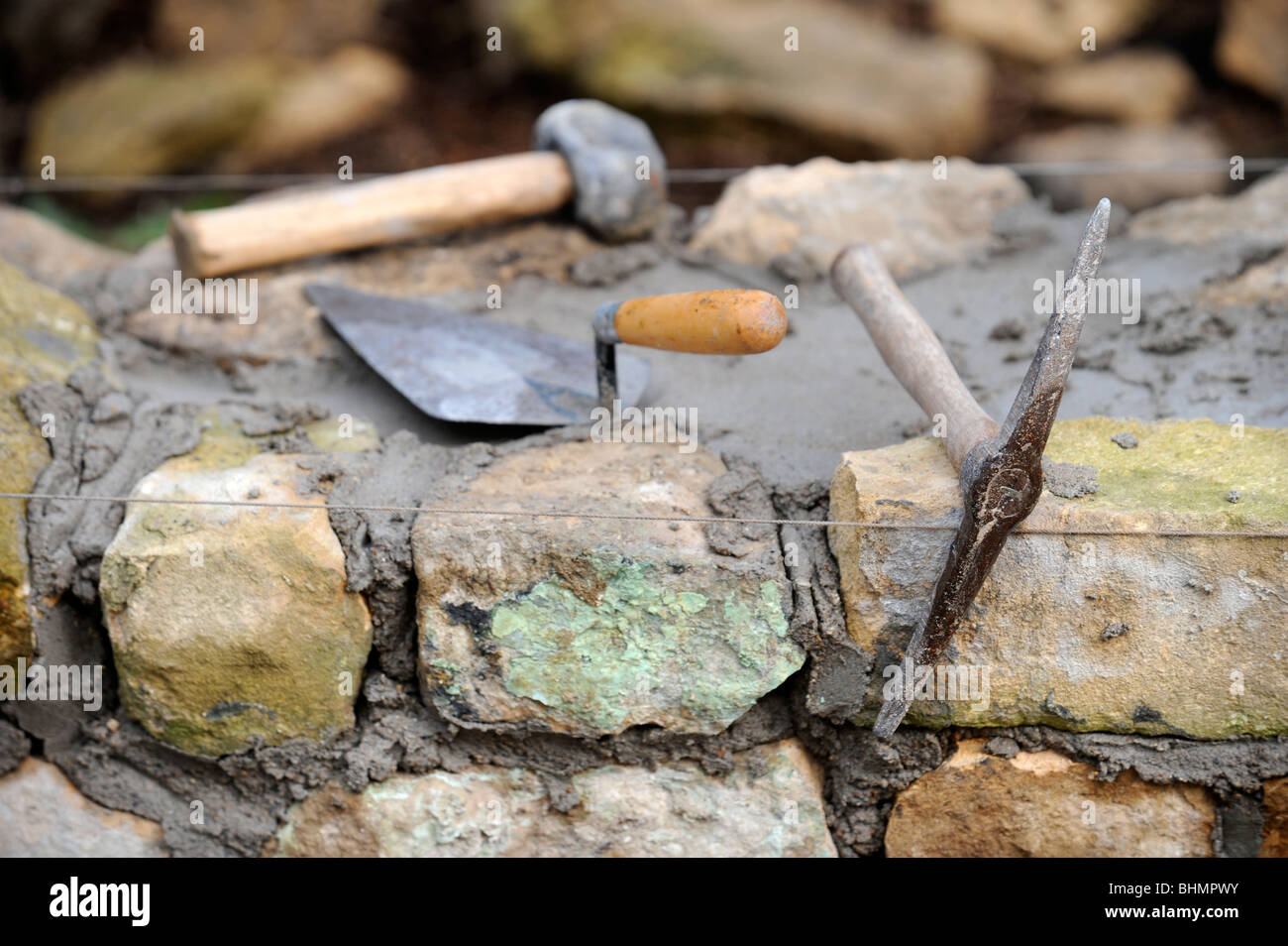 La construction d'un jardin avec mur en pierre de Cotswold et mortier ...