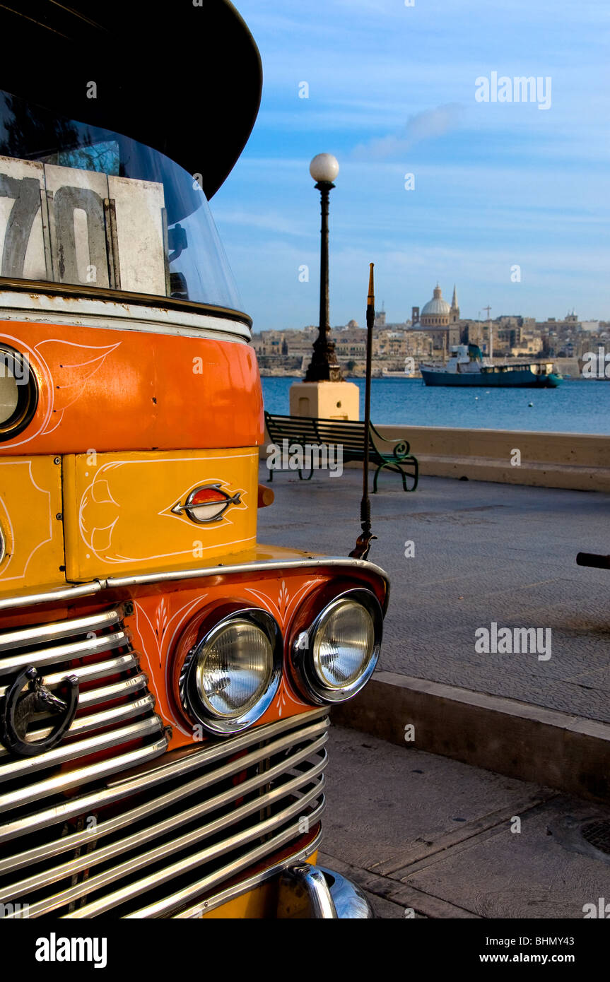 Malte vieux bus classique Banque de photographies et d’images à haute ...