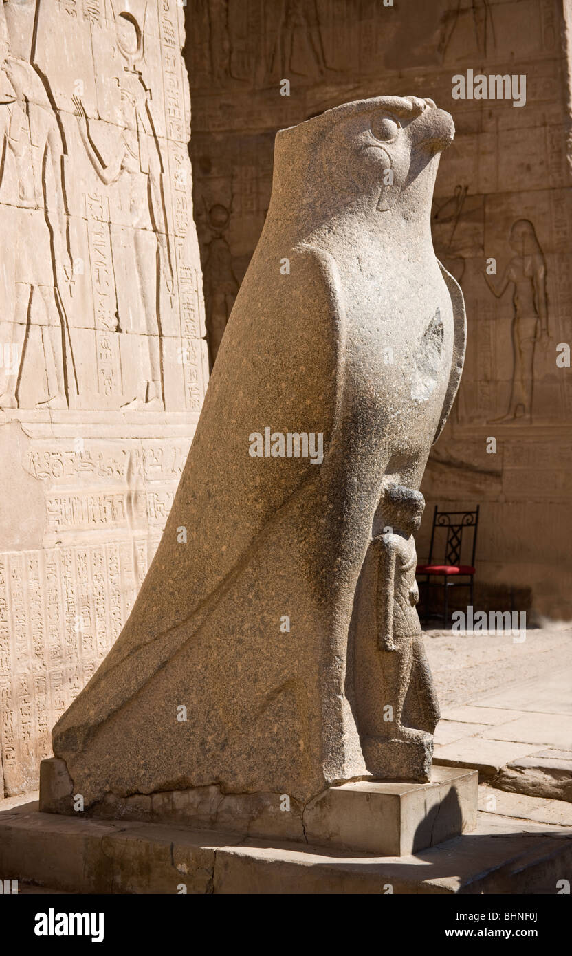 Statue of horus Banque de photographies et d’images à haute résolution ...
