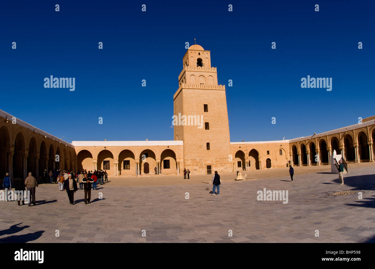 Célèbre Grande Mosquée La Plus Grande De L Afrique Dans Kairovan Ville