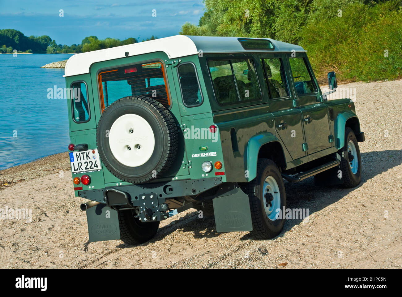 Vue arrière de la Land Rover Defender 110 off road voiture quatre roues ...