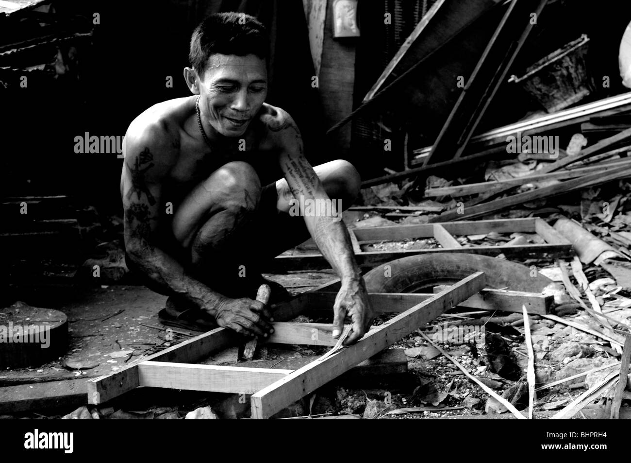 Vieil homme à faire du tattoo une échelle, des taudis makasan , bangkok ...