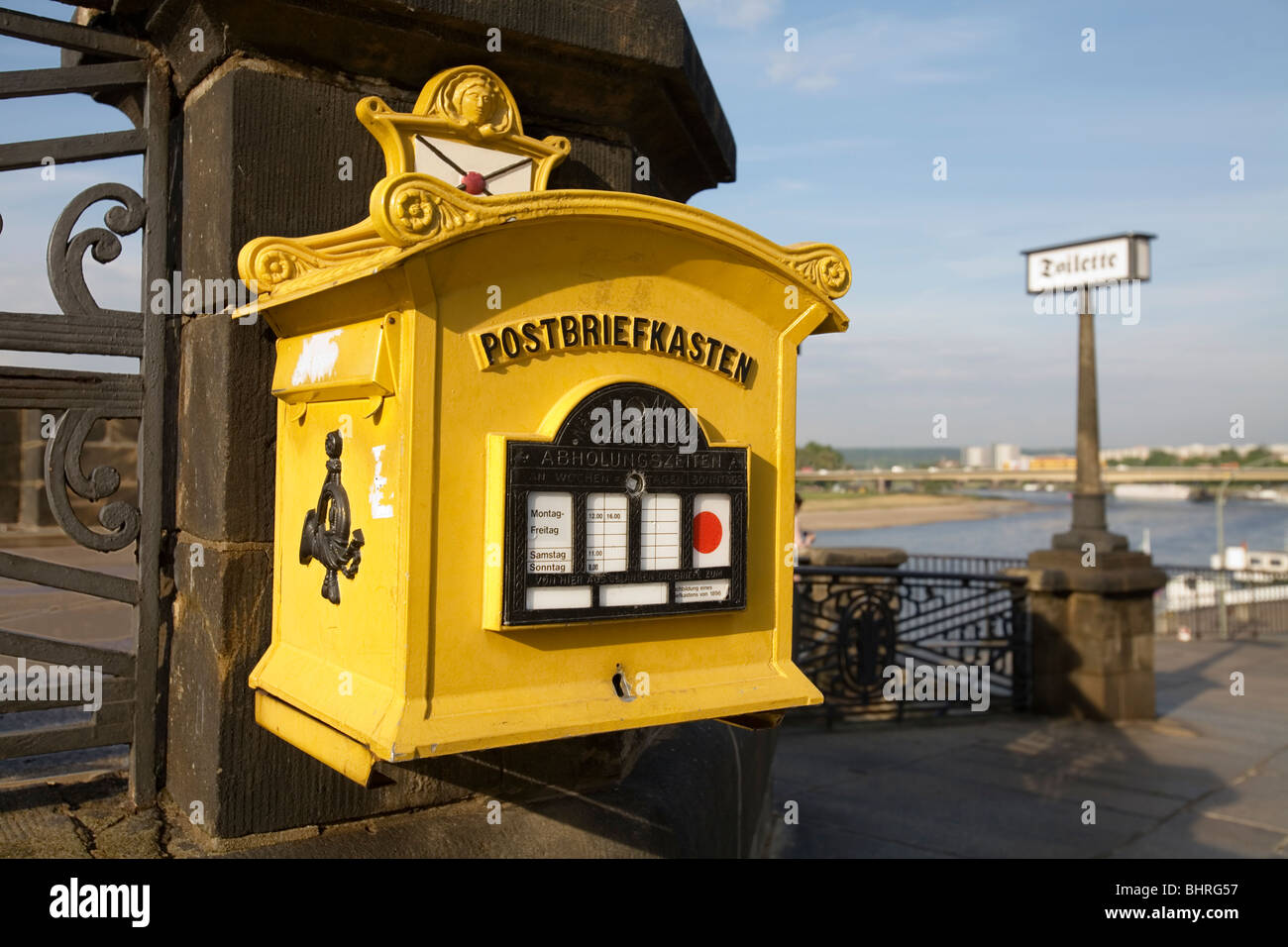 Boîte postale jaune ancienne Banque de photographies et d’images à ...