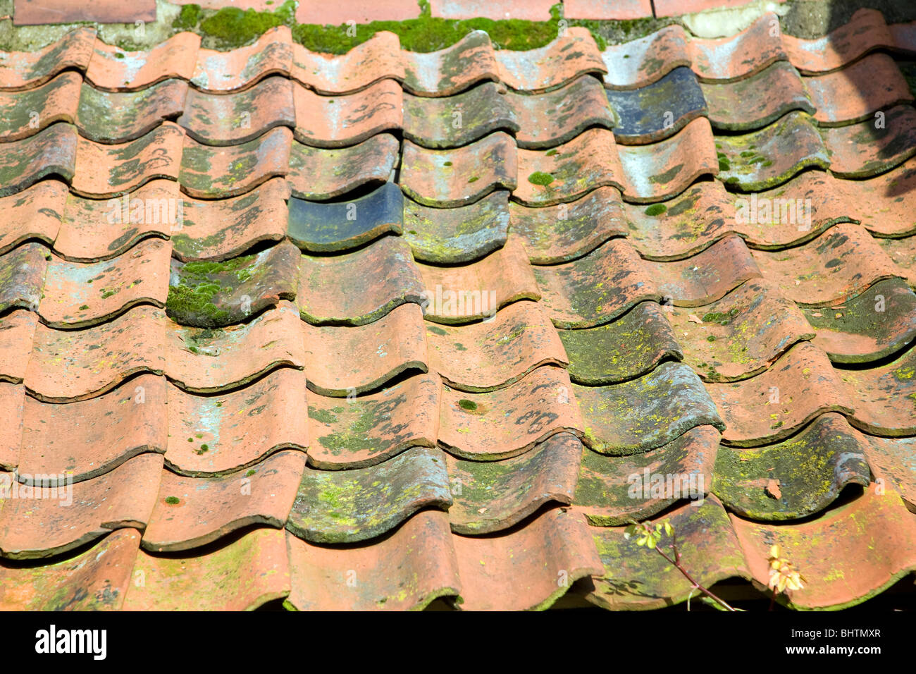 Tiré de l'argile vieille tuile Toiture tuiles pan carrelage Photo Stock ...