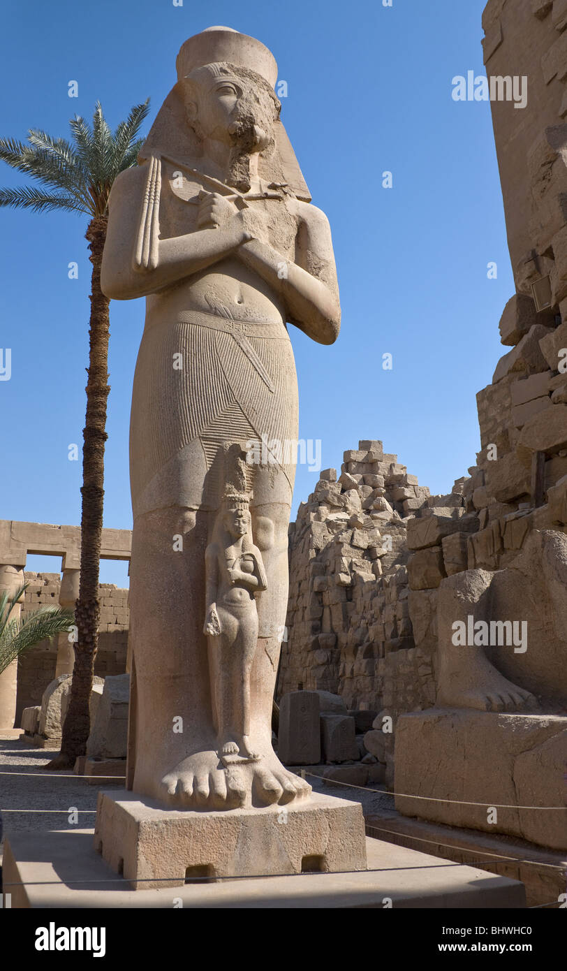 Colosse de ramesses ii Banque de photographies et d’images à haute ...
