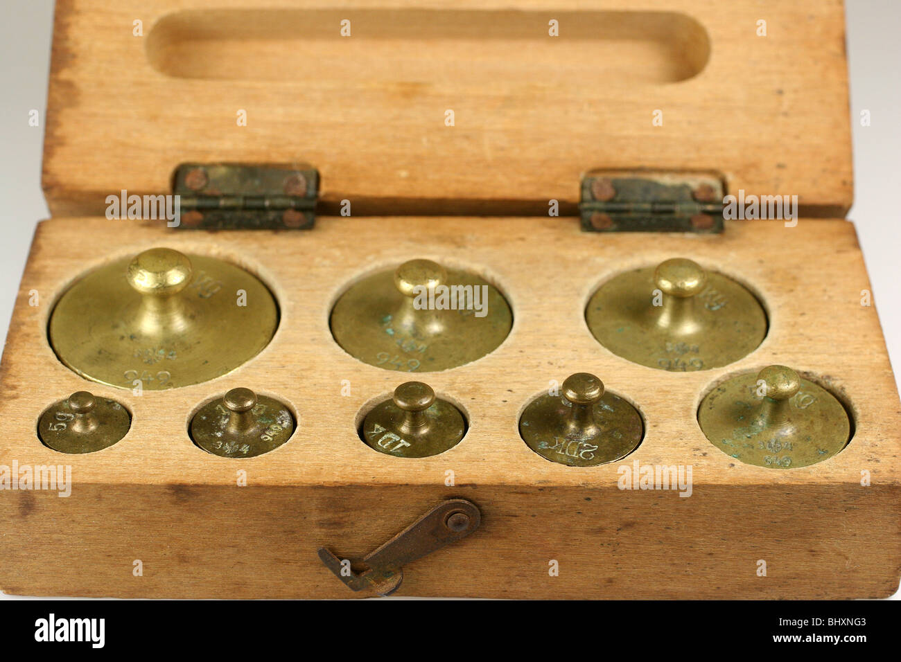 Balance en laiton et bois Banque de photographies et d’images à haute ...