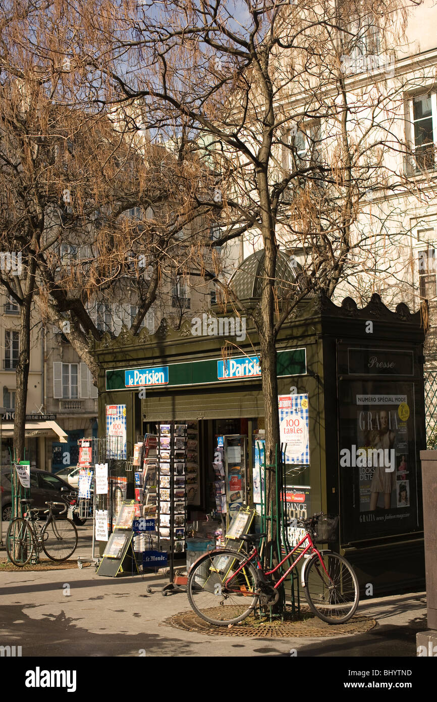 Newspaper kiosk paris Banque de photographies et d’images à haute ...
