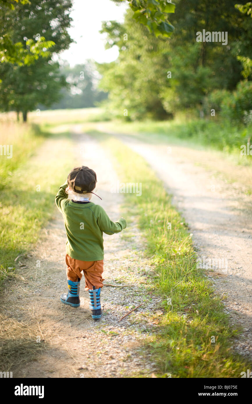 Enfant blonde qui marche Banque de photographies et d’images à haute ...
