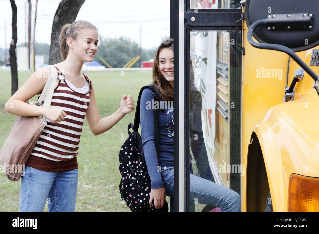 Friends getting into bus Banque de photographies et d’images à haute ...