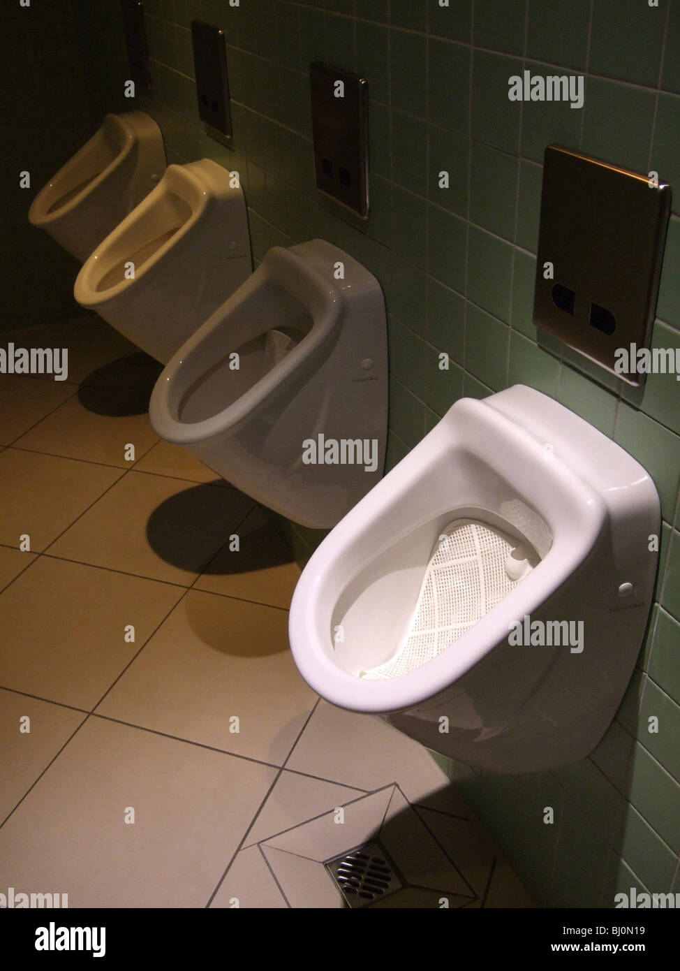 Men toilet Banque de photographies et d’images à haute résolution - Alamy