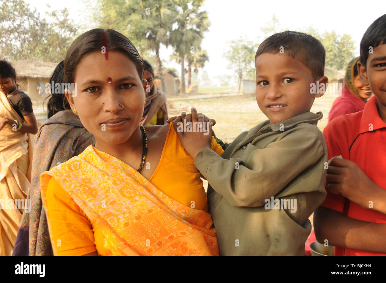 Fier jeune mère et son jeune fils Photo Stock - Alamy