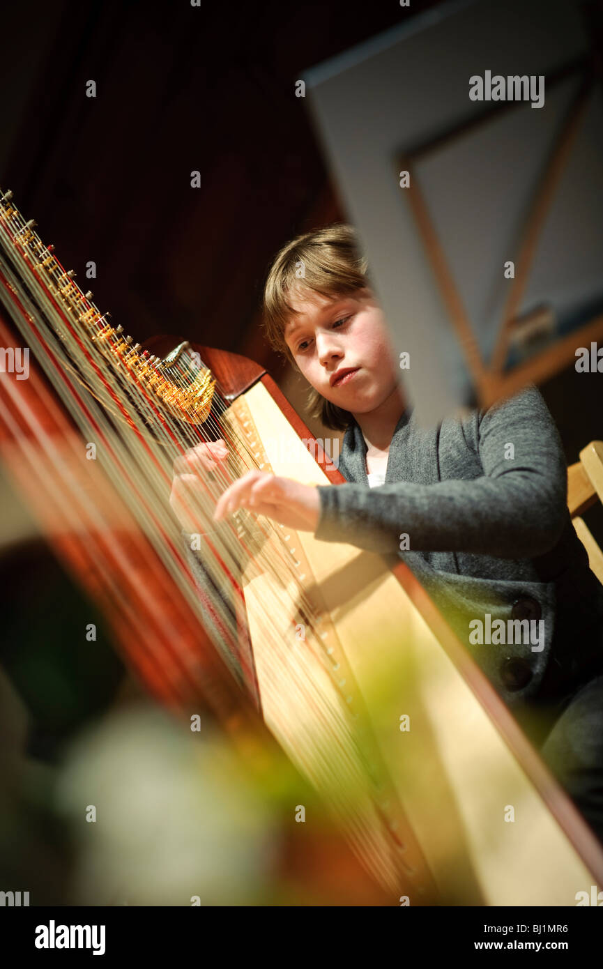 Fille jouant de la harpe Banque de photographies et d’images à haute ...