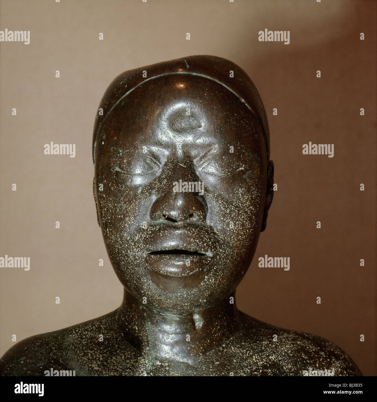 Statue tete femme de face 14eme siecle Banque de photographies et d ...