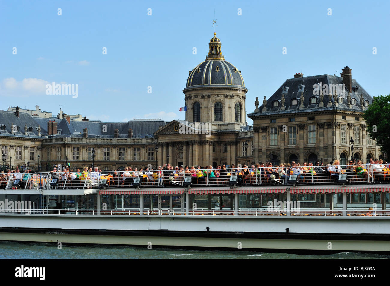 Bateau mouche paris Banque de photographies et d’images à haute ...