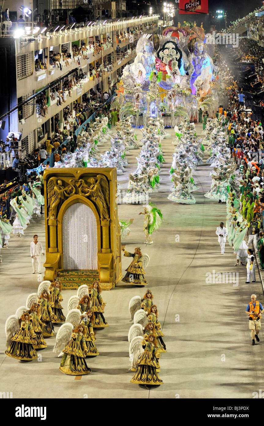 Vue sur le Sambadrom, l'architecte Oscar Niemeyer, pendant le défilé de ...
