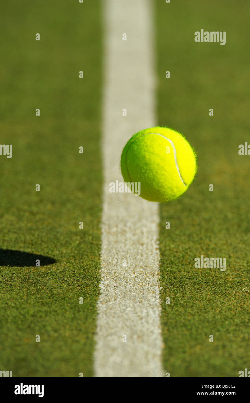 Balle de tennis qui rebond Banque de photographies et d’images à haute ...