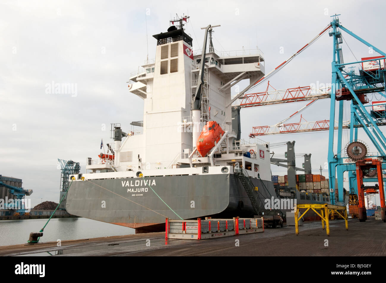 Valdivia conteneurs déchargés à Majuro port à conteneurs Photo Stock ...