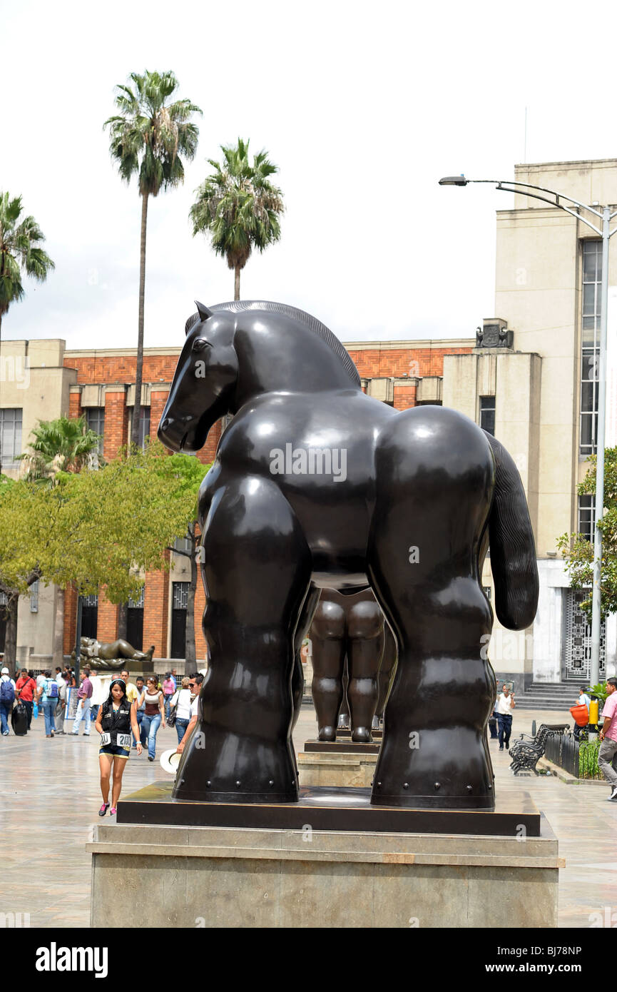 Horse sculpture de Fernando Botero, l'un des plus célèbres artistes ...
