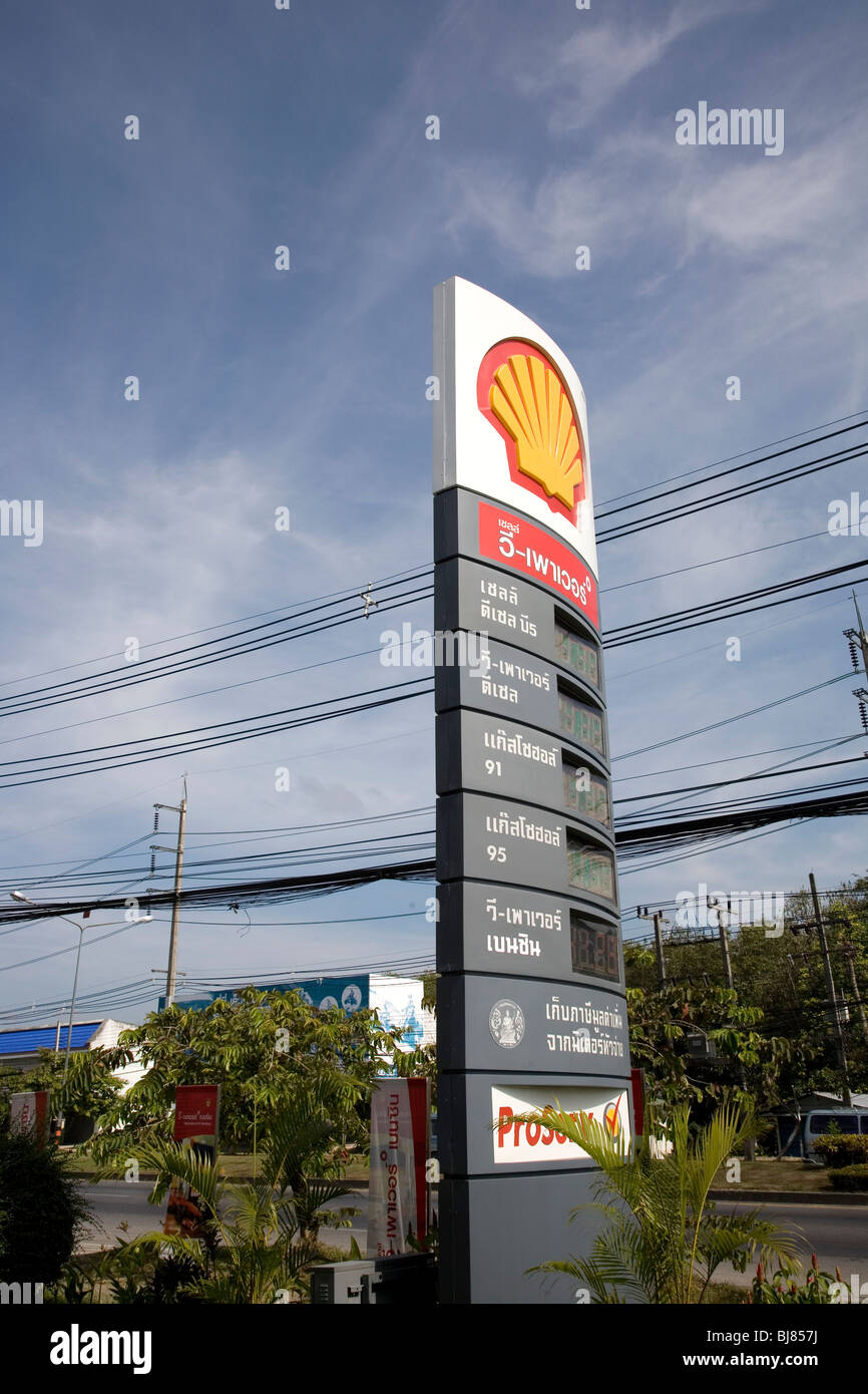 Shell petrol station garage sign Banque de photographies et d’images à ...