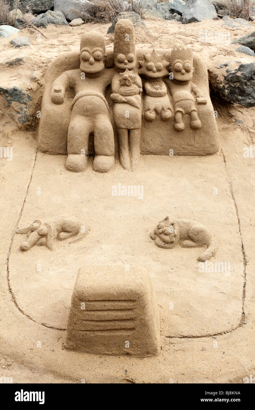 Sculpture de sable de la famille Simpson sur le canapé à regarder la ...
