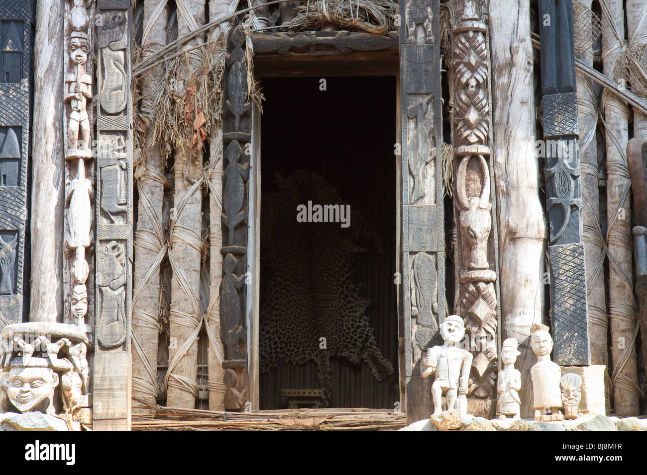 Bafut Afrique Cameroun porte Fon's Palace Temple Photo Stock - Alamy