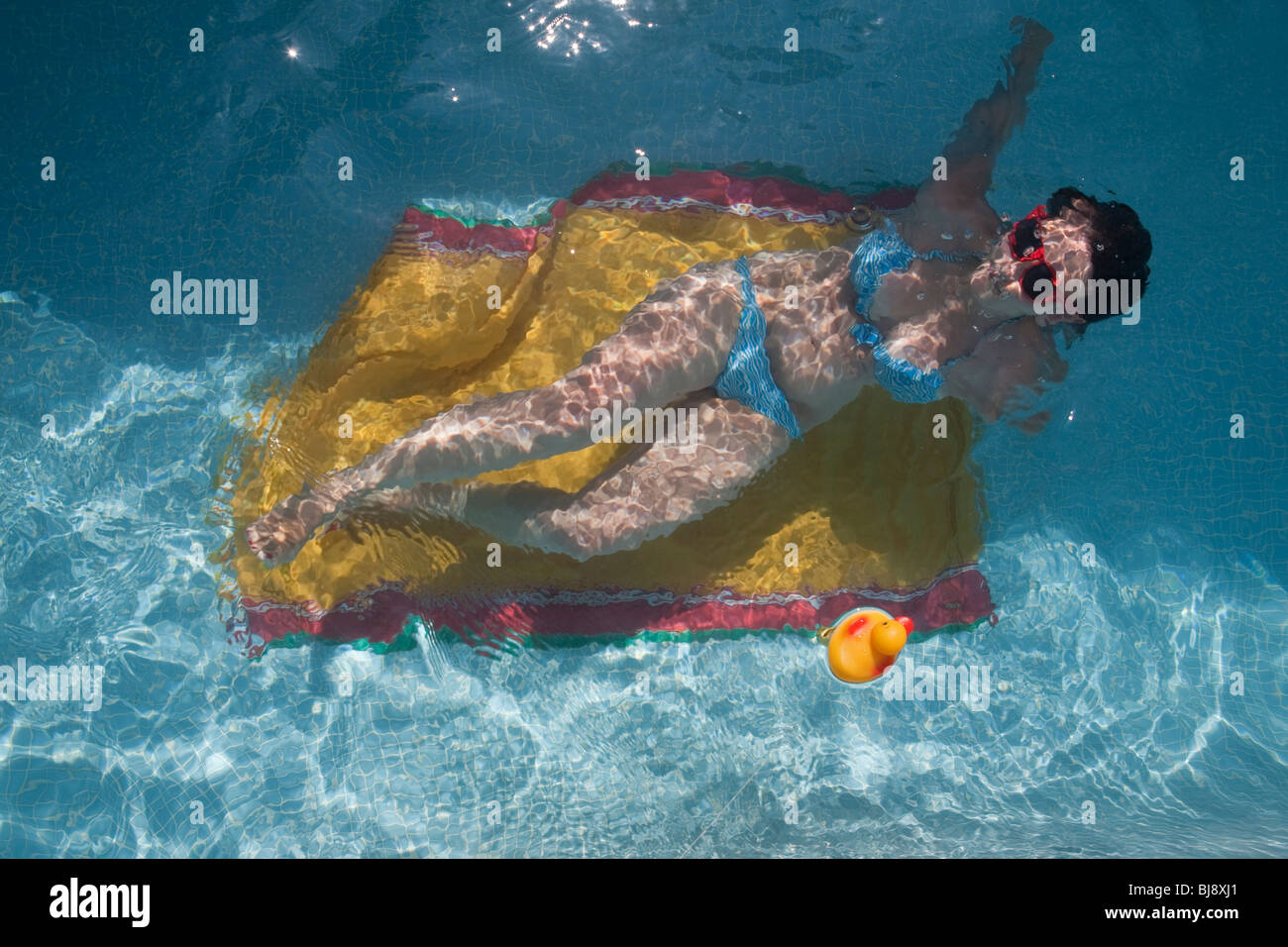 Fille En Bikini Jaune Au Bord De La Piscine Banque De Photographies Et