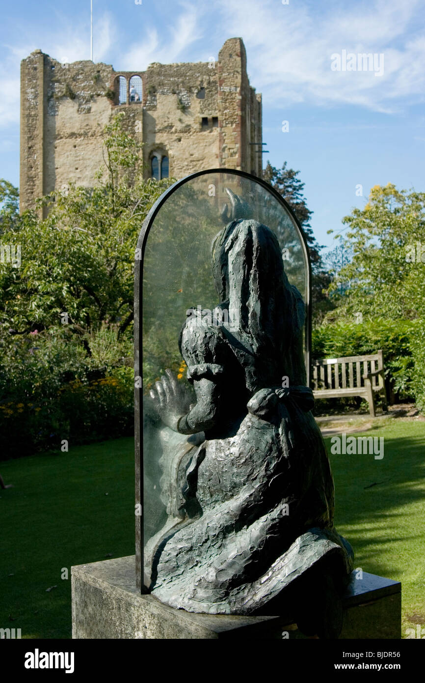 Alice à travers le miroir statue en bronze dans le parc du château de ...