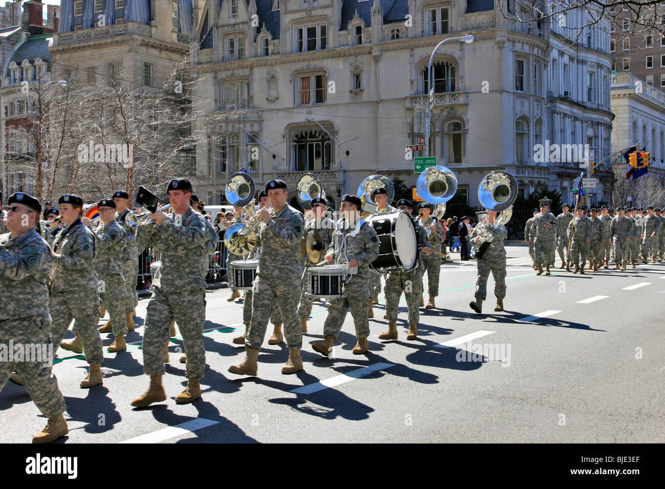 Marche militaire de parades de la 5e avenue jusqu'à St Patrick's Day ...