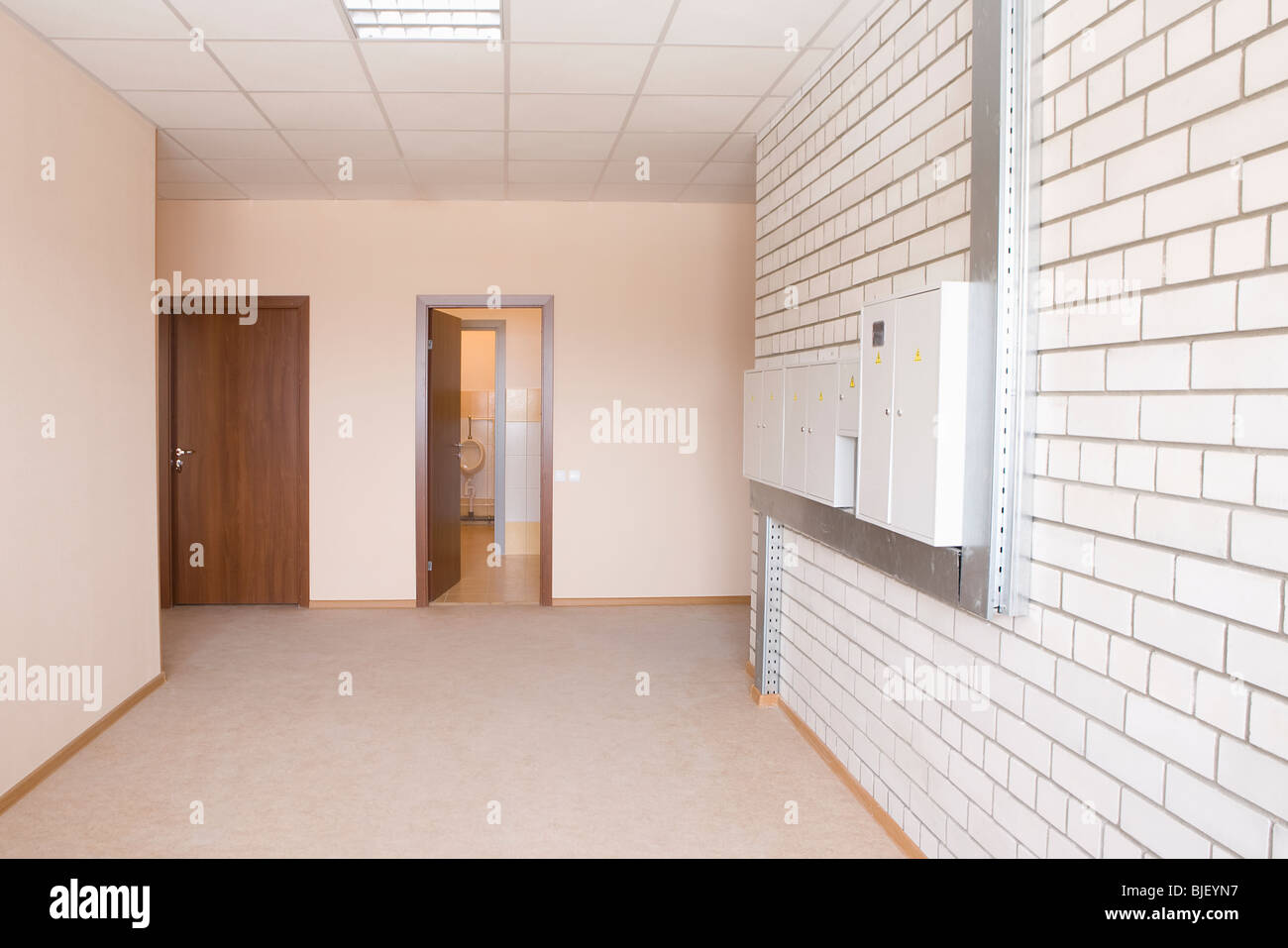 Mur carrelé avec la boîte à fusibles en large couloir Photo Stock - Alamy