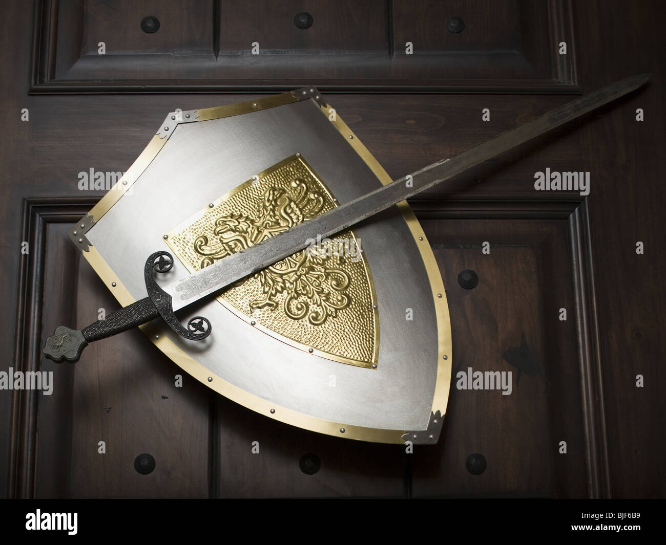 Bouclier et épée médiévale Photo Stock - Alamy