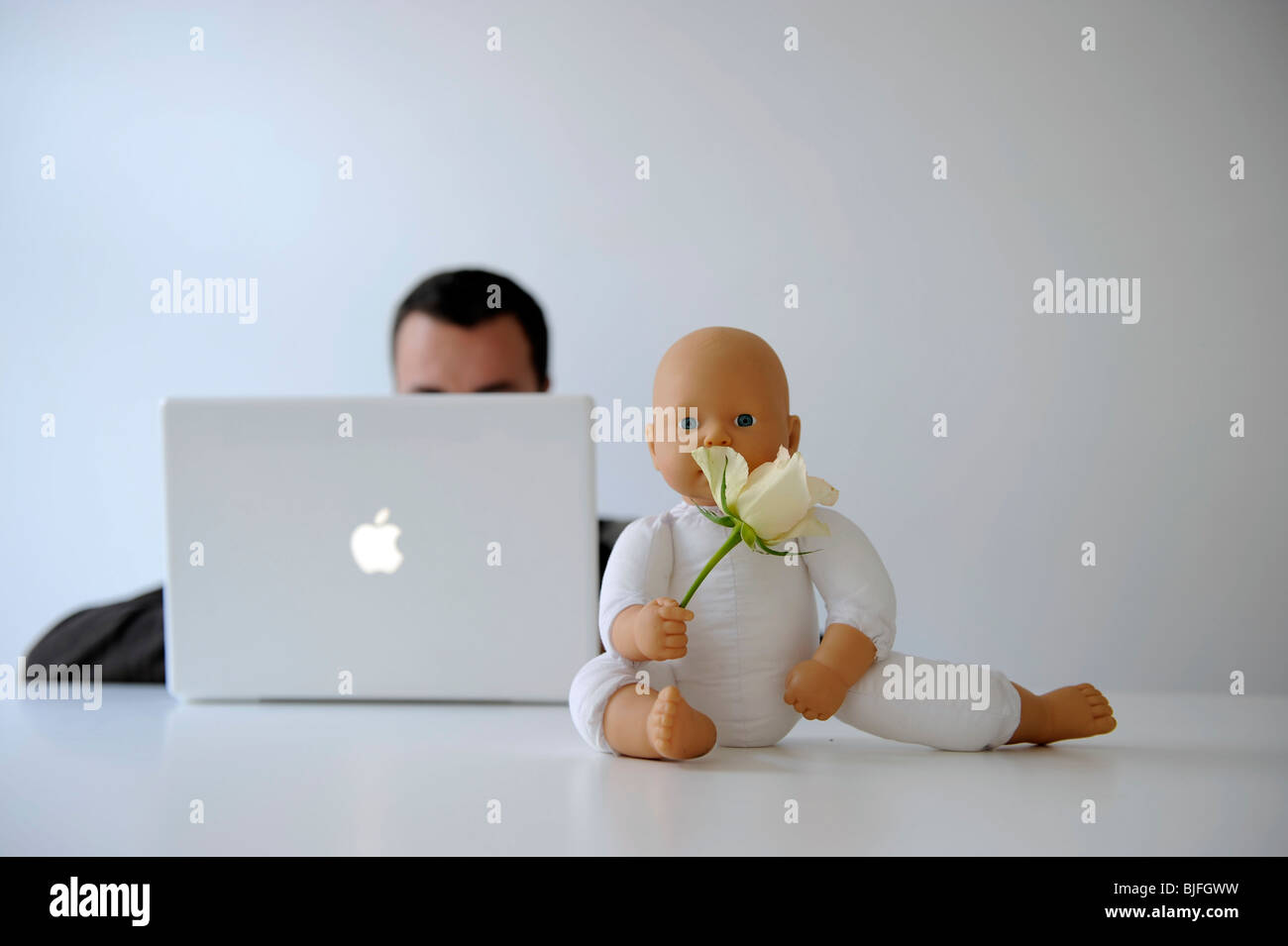 L'homme sur ordinateur avec la tête bandée avec puppet. Photo ...
