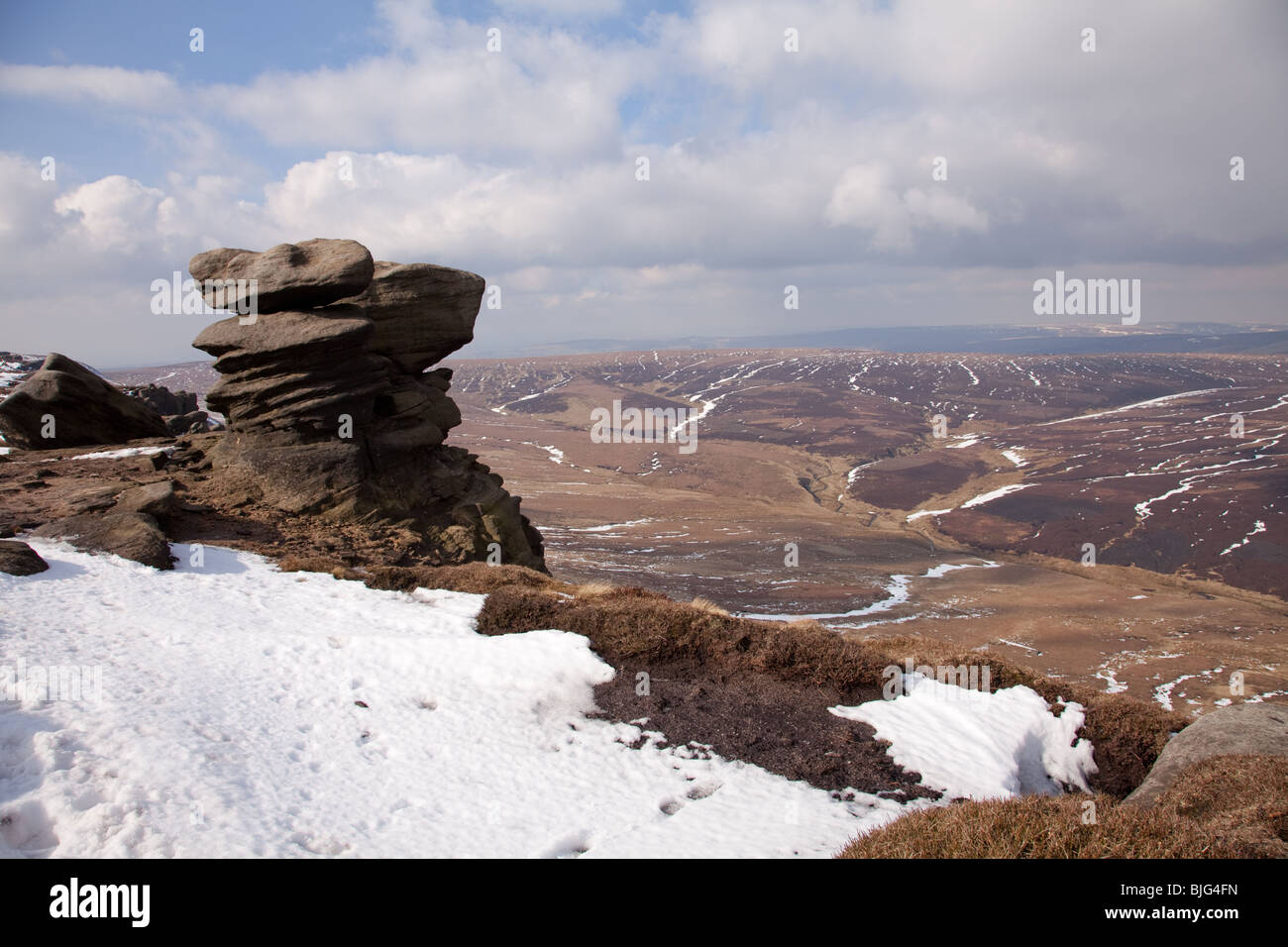 À l'égard de la gant de boxe Bleaklow pierres sur bord nord de Kinder ...