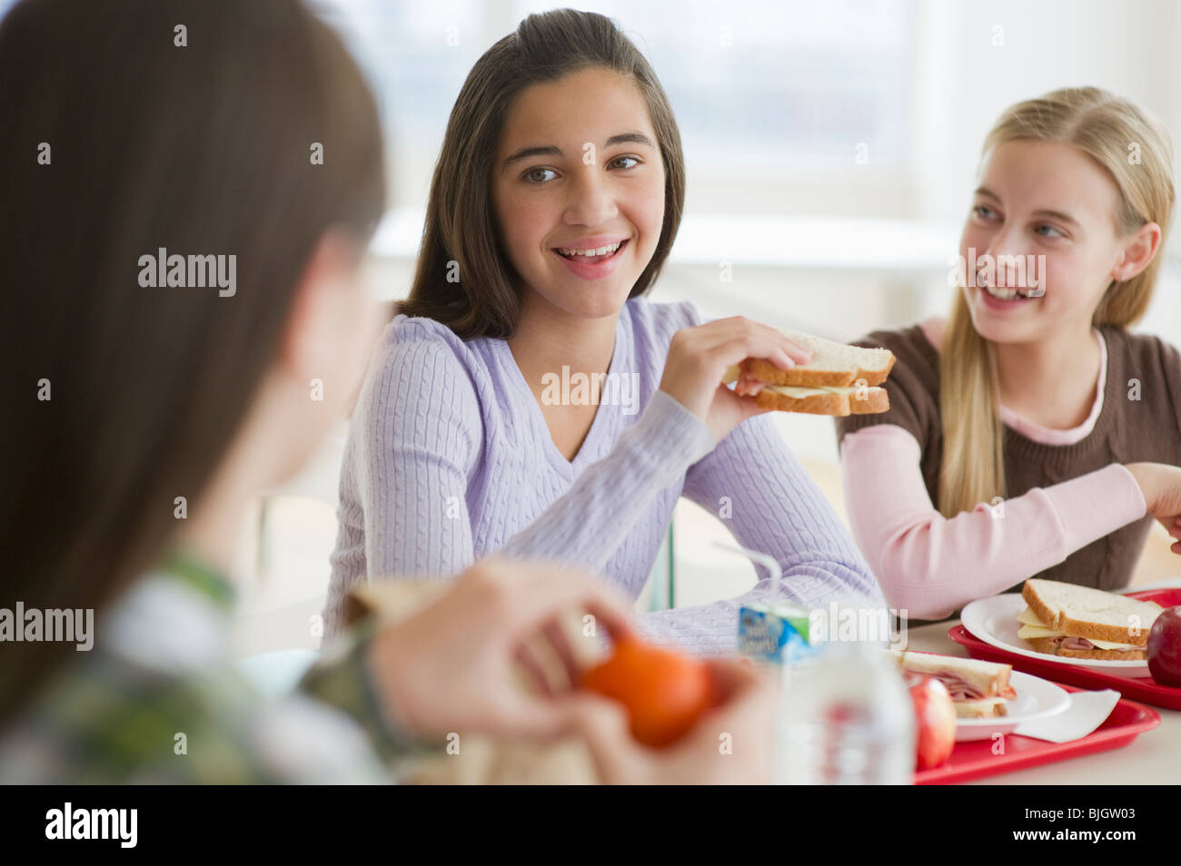 Adolescent en train de manger cantine Banque de photographies et d ...