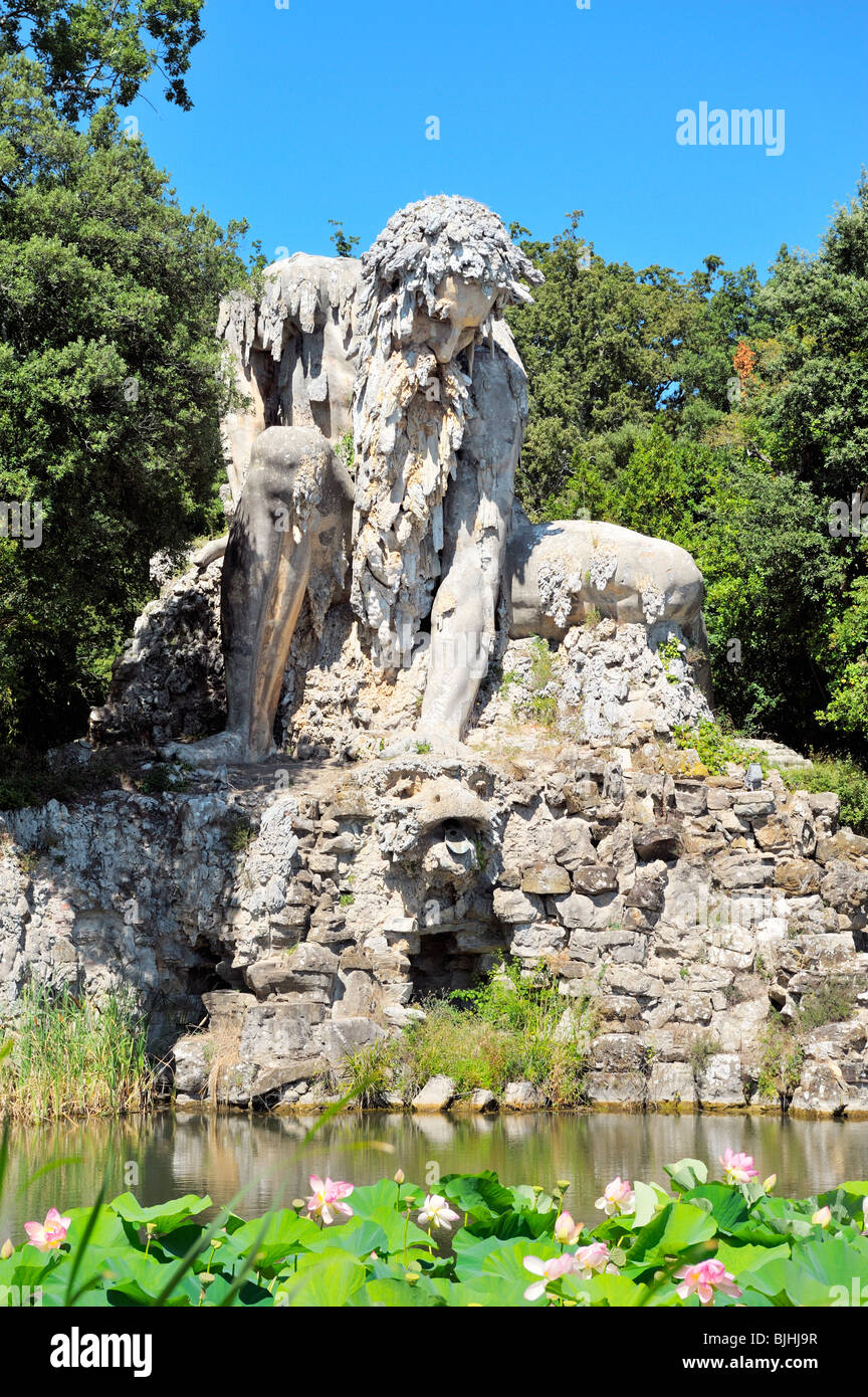 16 C. énorme statue connue sous le colosse des Apennins de Giambologna ...