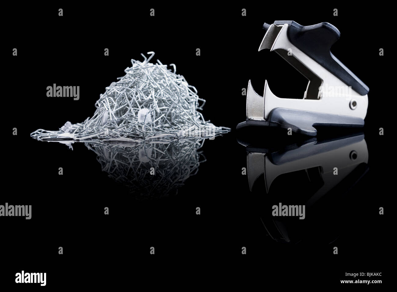 Pile of staples Banque de photographies et d’images à haute résolution ...