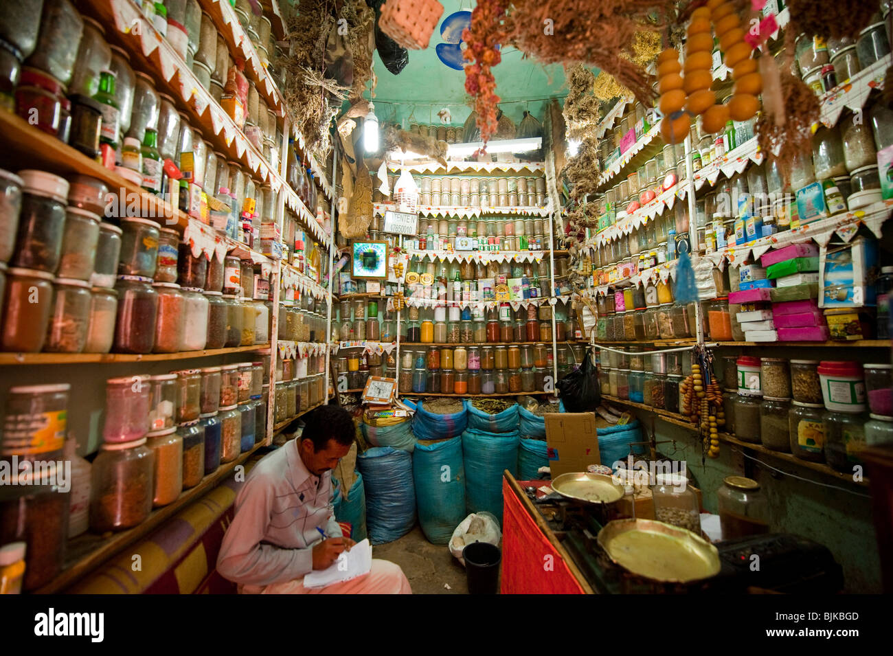 Il s'agit d'une image d'un homme marocain et sa boutique d'épices fines ...